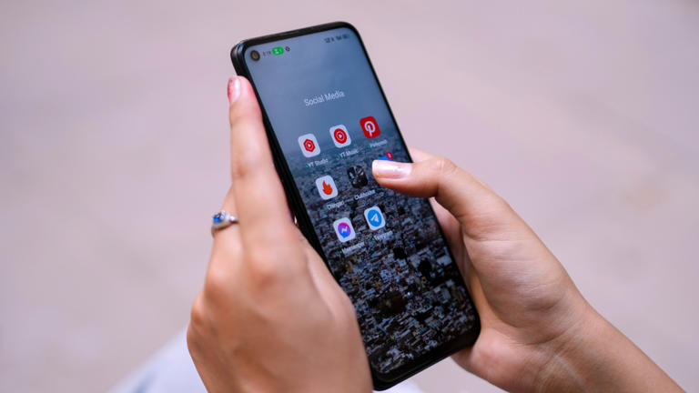 Android will now warn you when an app secretly forwards your texts or ...