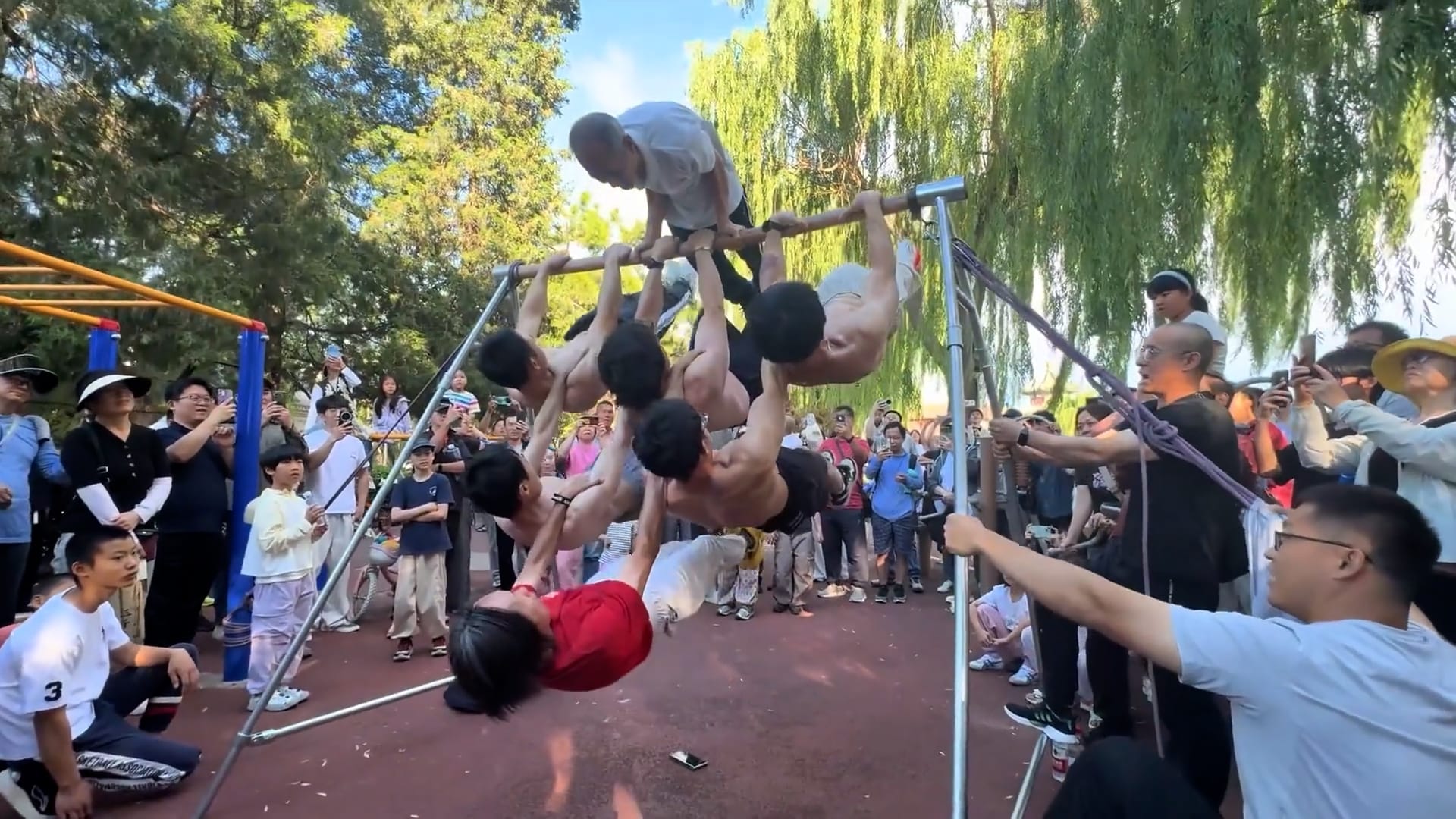 Elderly man wows crowd with advanced calisthenics routine