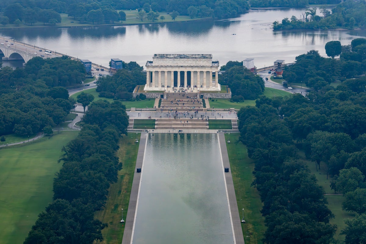 Device to keep Reflecting Pool clear of algae 'never used on a pool'