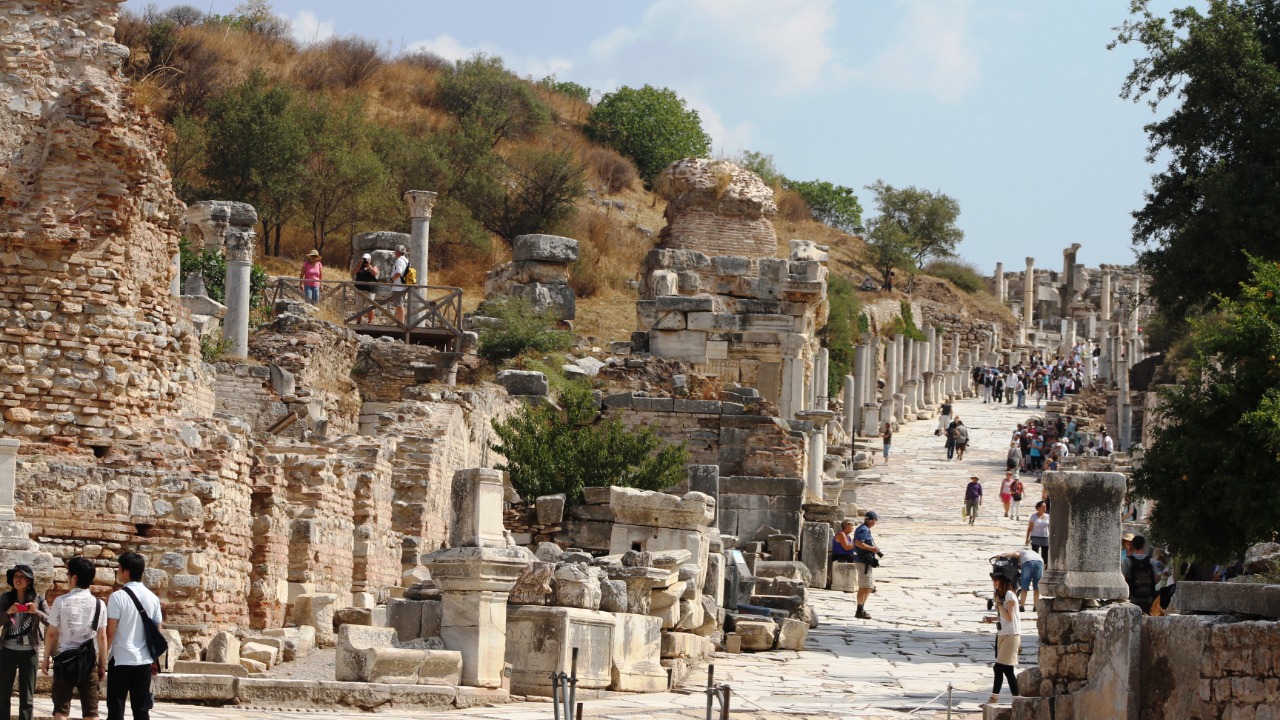 Archaeologists pulled a Roman bathtub and statue fragments from Ephesus ...