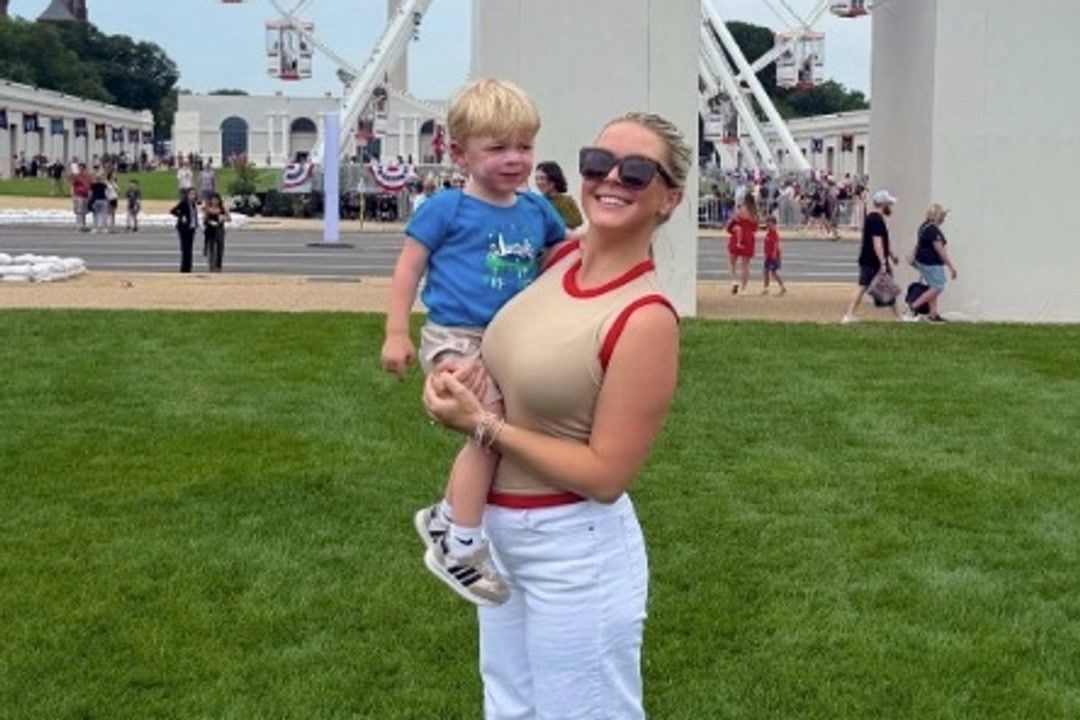 Karoline Leavitt humiliates Donald Trump as she poses for pictures at ...