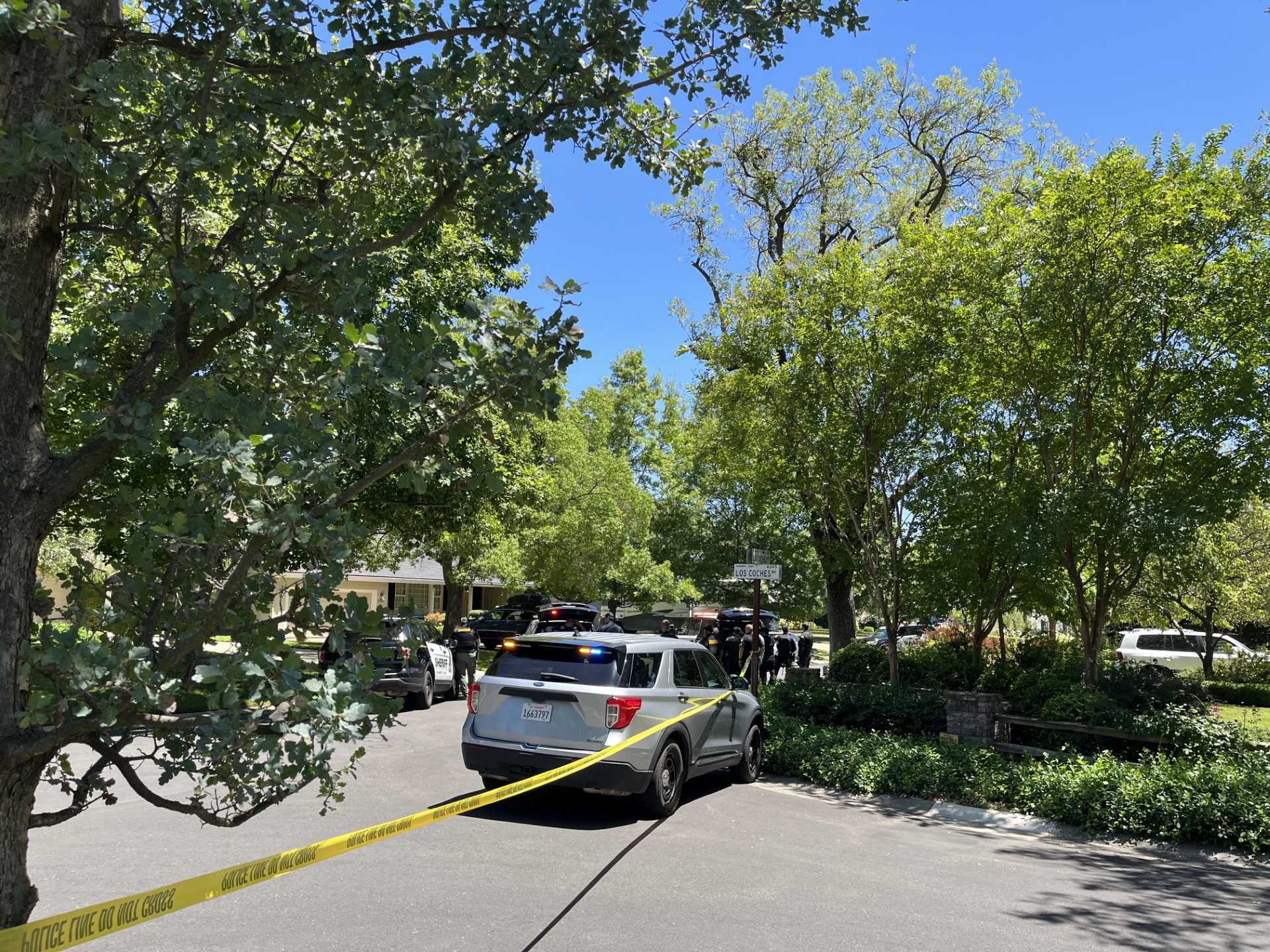 Sacramento deputies take 2 men into custody after standoff at home