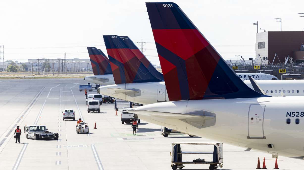 20 passengers sue Delta over '2.5 minutes of terror' from turbulence on ...