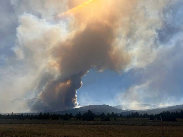 Live updates: Over 75K acres burned as several wildfires continue ...