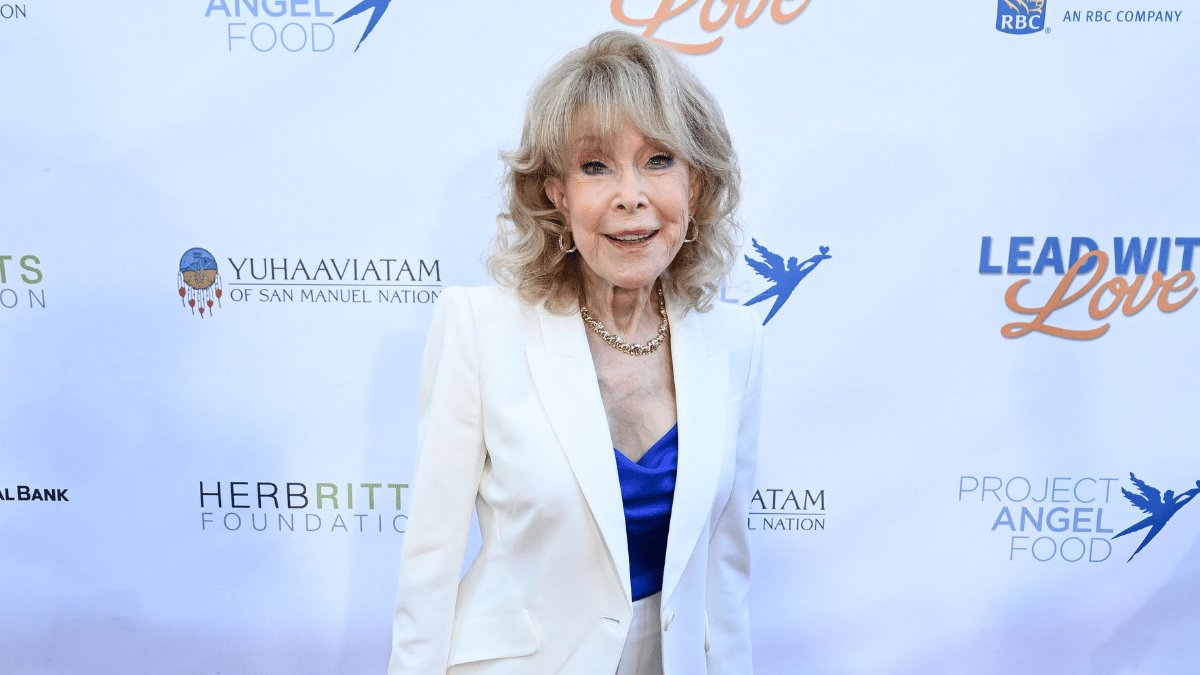 'I Dream of Jeannie' star Barbara Eden, 94, stuns in rare red carpet ...