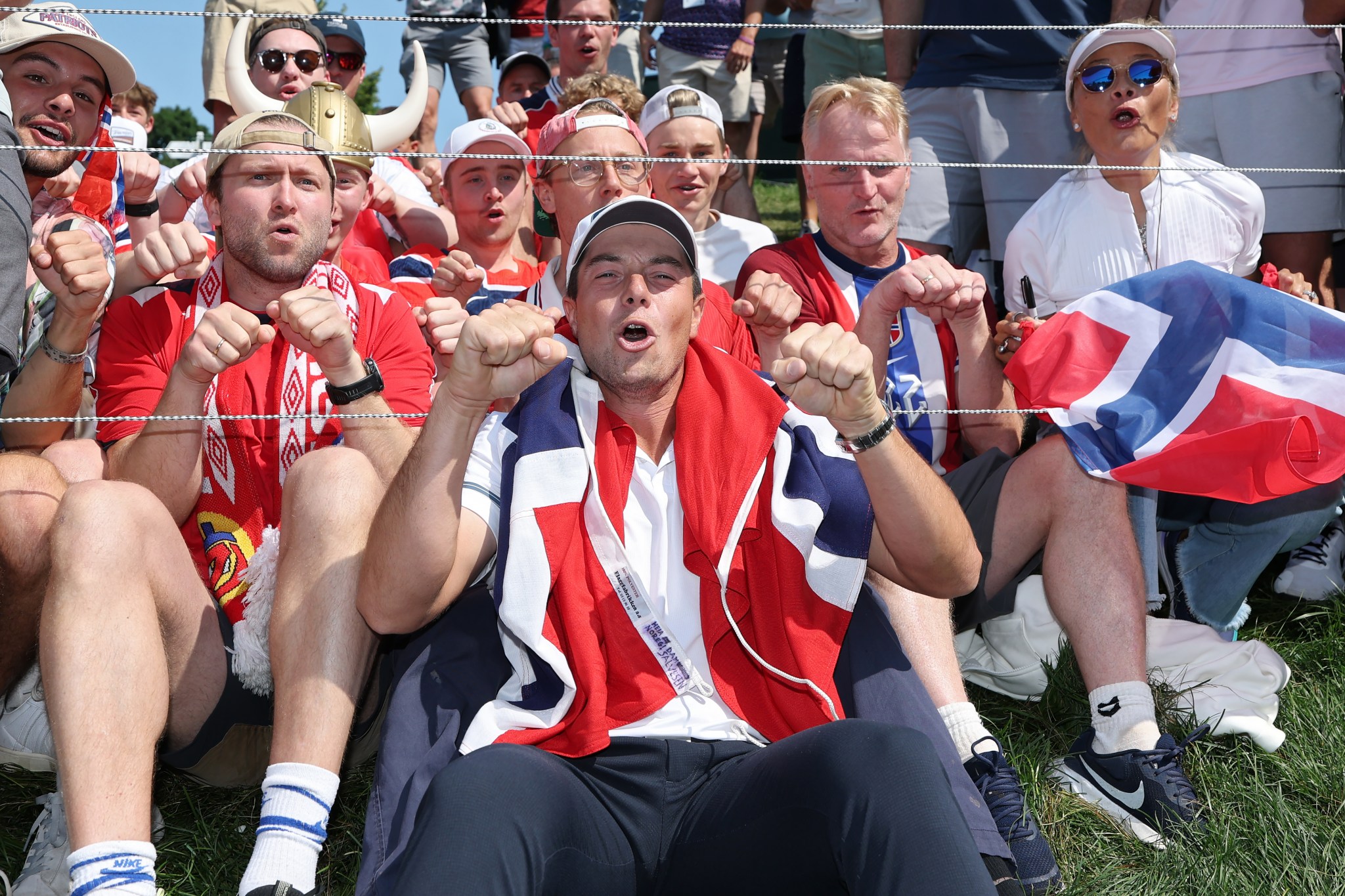 Viktor Hovland celebrates with Norwegian fans after Travelers ...