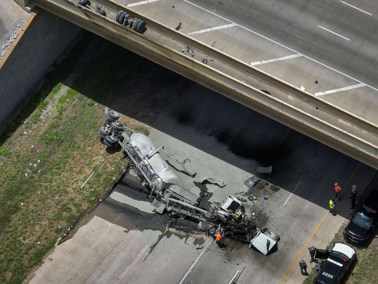 Scene of fatal SH 130 overpass crash in Williamson County