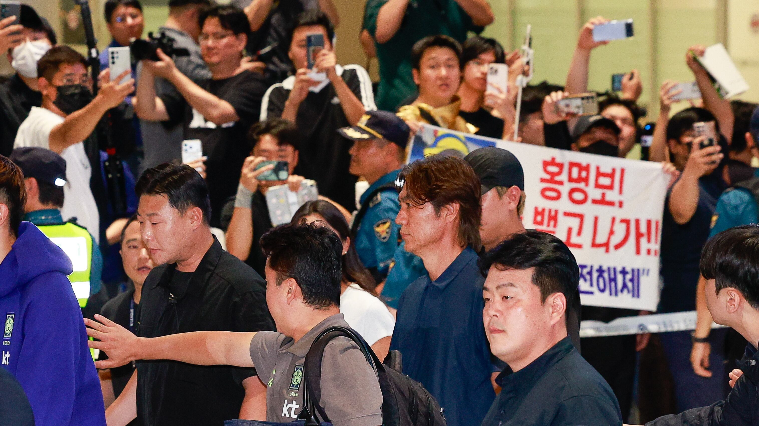 Hong Myung-bo faces angry fans chanting 'leave' upon return