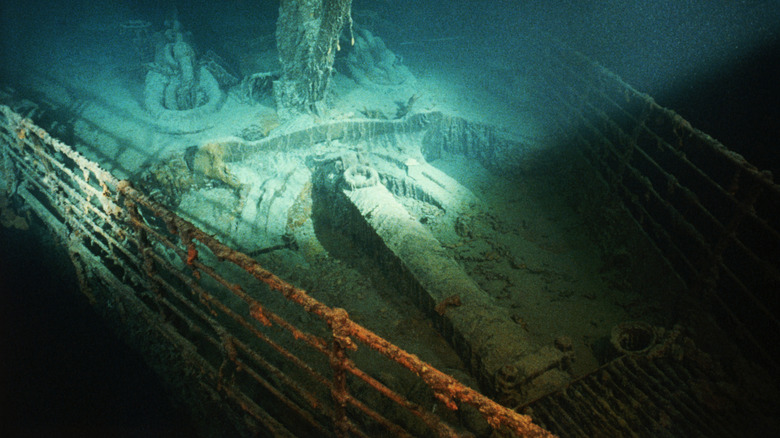 How long does it take a submarine to reach the Titanic?