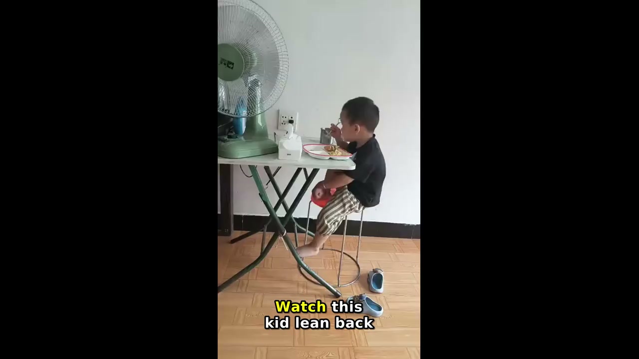 Boy’s chair tumble turns mealtime into a laugh