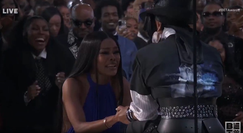 Janet Jackson surprises Teyana Taylor with Icon of the Year award at ...