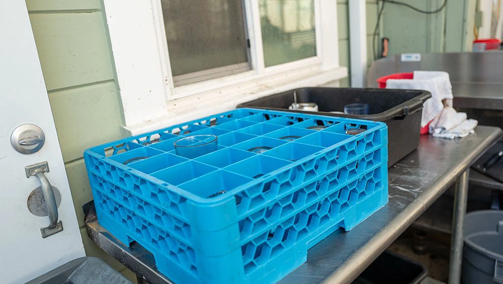 Step-by-step guide to hand-washing dishes