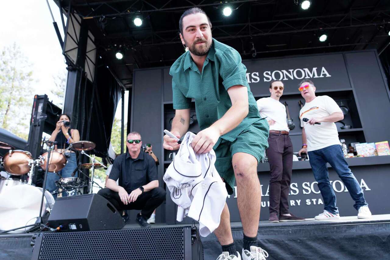 Noah Kahan asks fans not to poop their pants at his shows: "Dear god ...