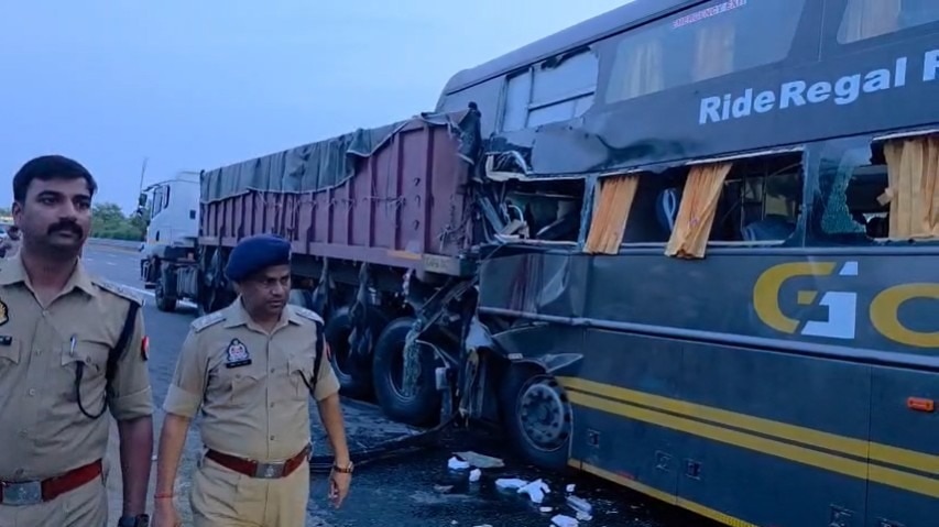 4 killed, 19 injured as sleeper bus crashes into trailer on Yamuna ...