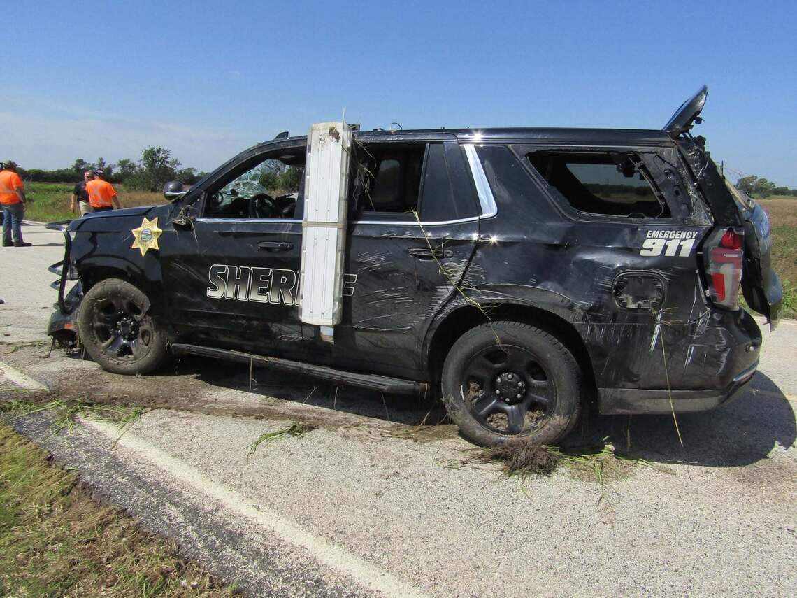 Sheriff's deputy rescued via human chain while responding to fatal flooding