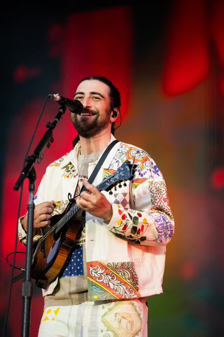 Noah Kahan reacts after fan makes disgusting discovery at his concert