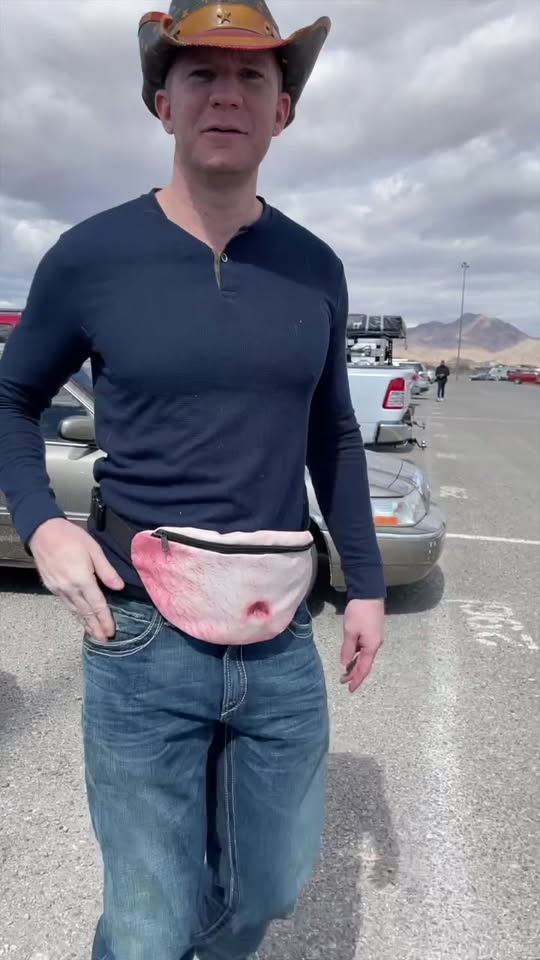 She swapped his fanny pack and he had no idea