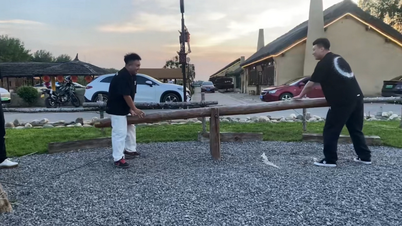 Hilarious log seesaw fall in Zhejiang playground