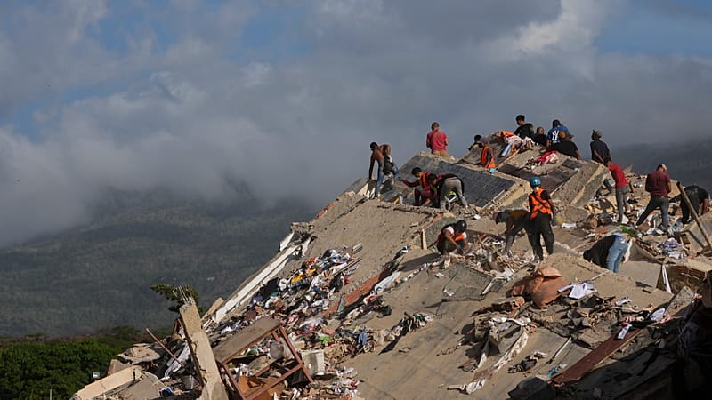 European rescue teams arrive in Venezuela in desperate bid to find ...