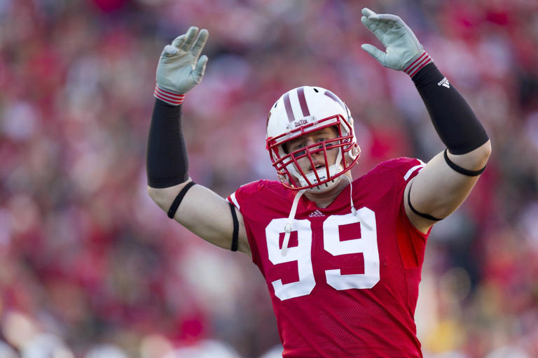 Wisconsin football legend responds to 2027 commit after viral meetup