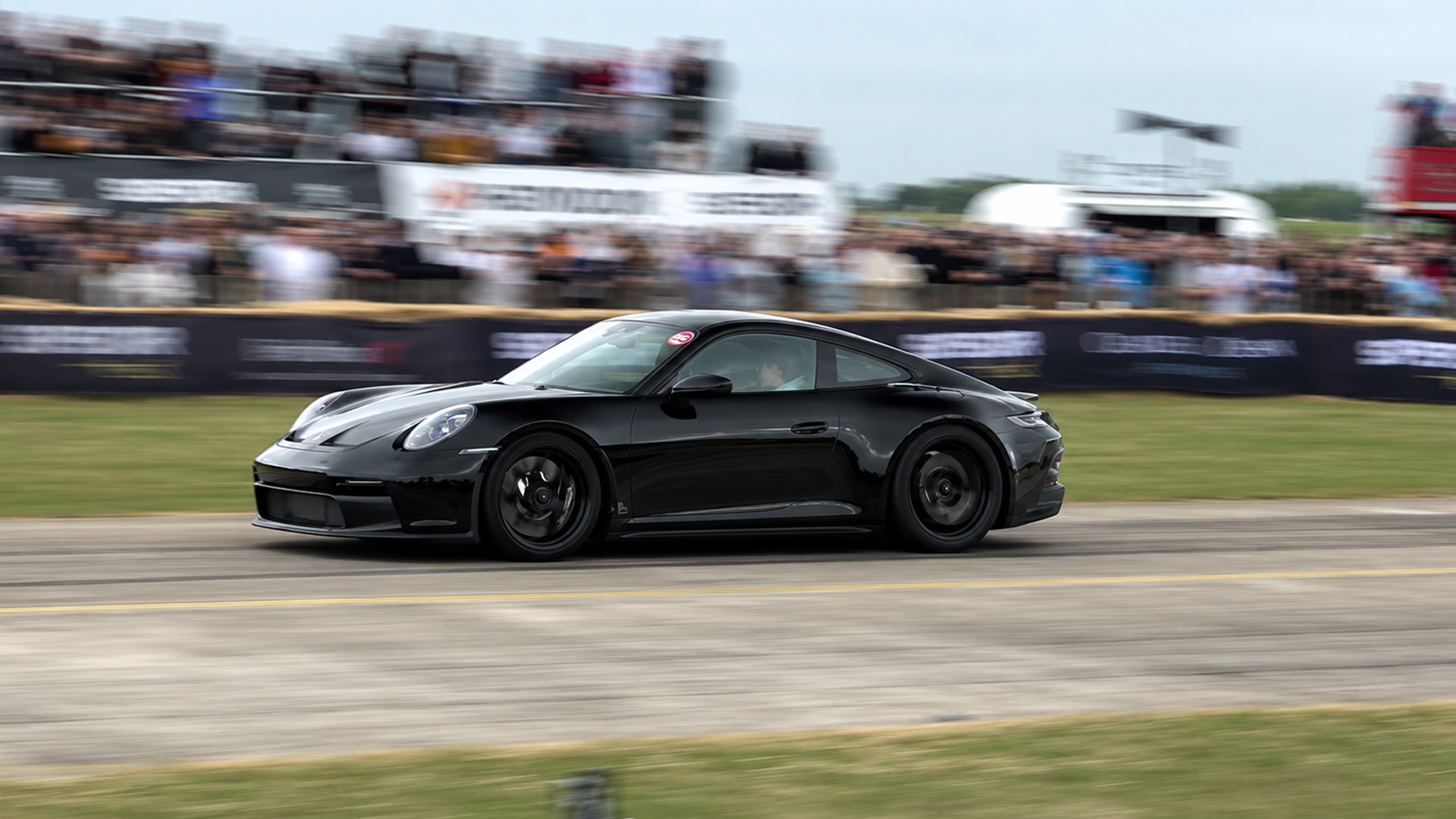 Porsche 992 sounds brutal during straight line acceleration