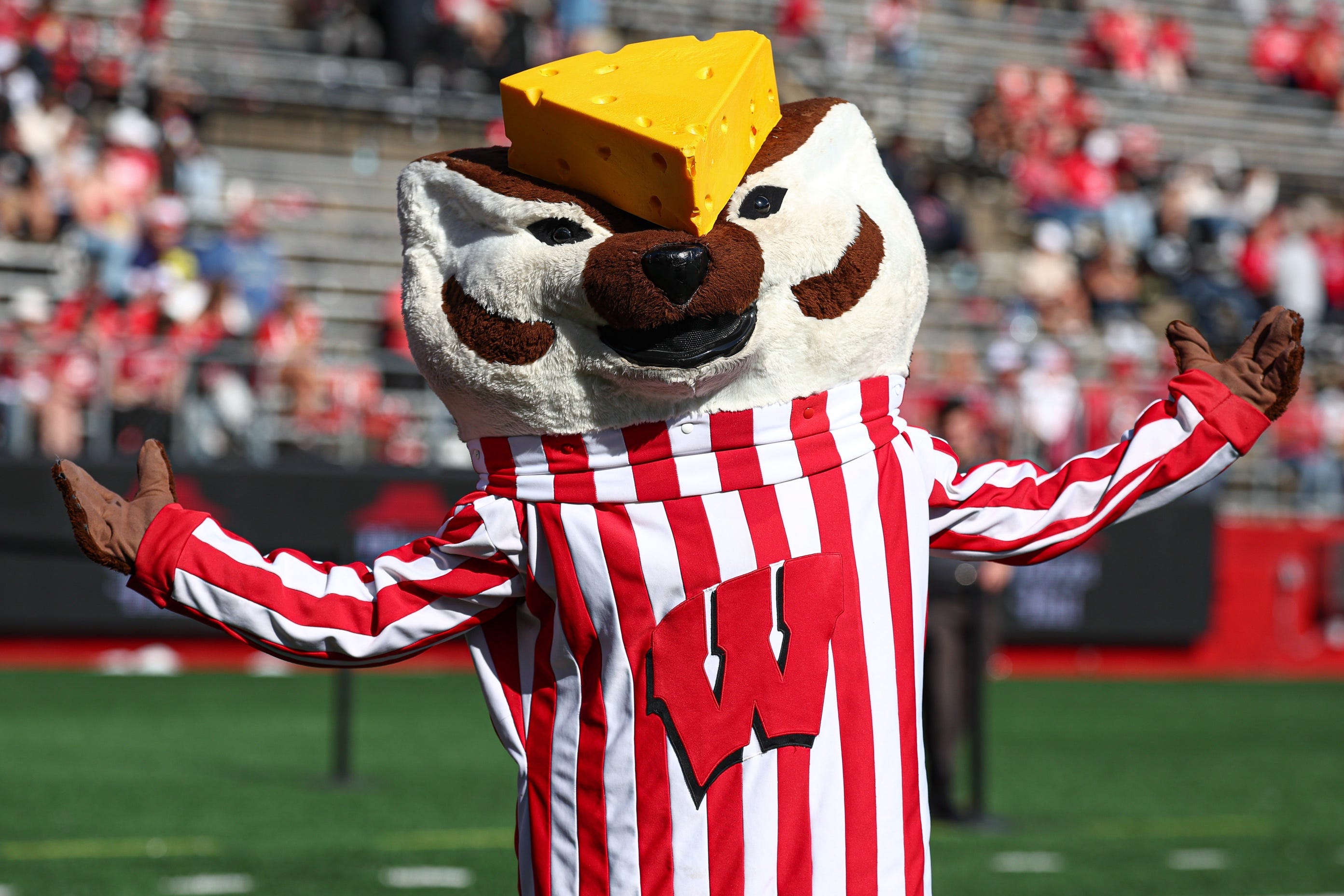Wisconsin to alter football, men's basketball, hockey jerseys in 2026