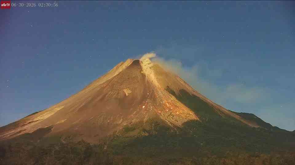 Lava collapse triggers molten avalanche down Merapi volcano