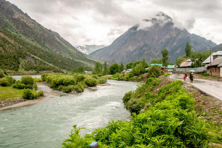 Pakistan vows to 'chop off hand' that stops its water in dig at India