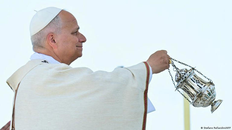 Pope pleads with breakaway Catholics before possible schism