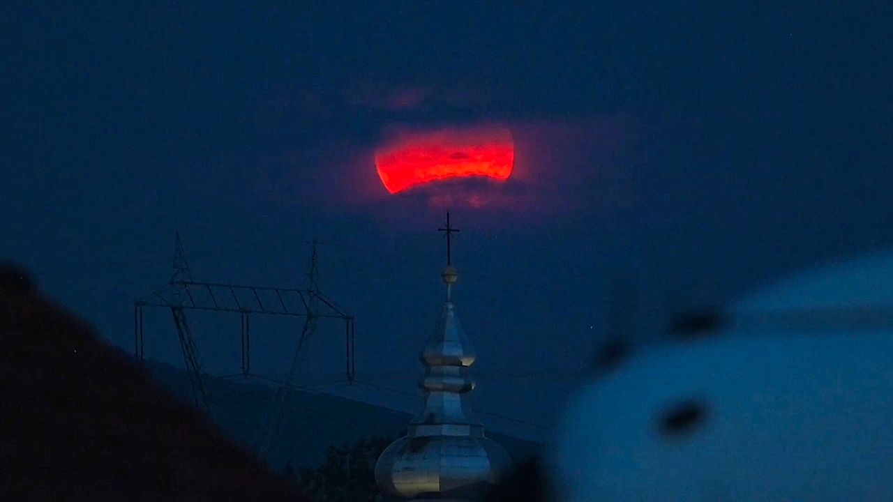 Strawberry moon rises over Europe