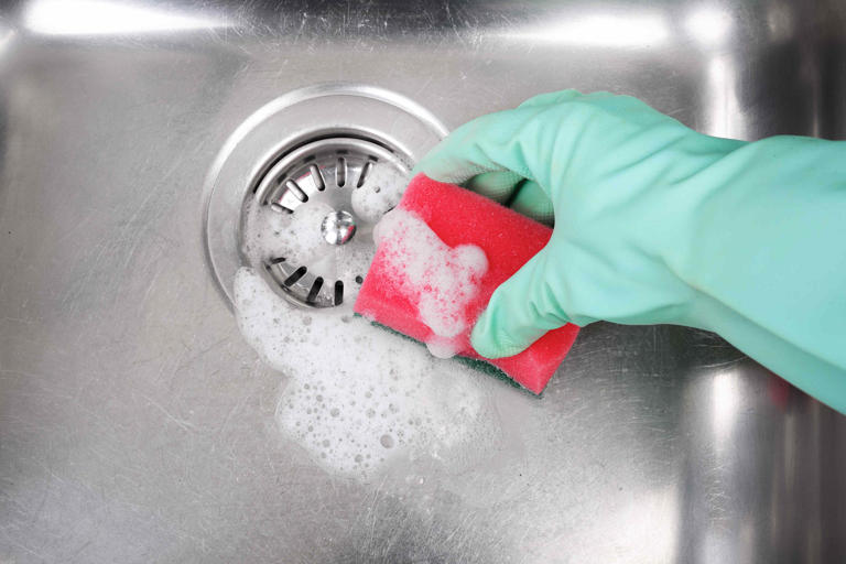 The 1-minute cleaning tasks professionals say make the most noticeable ...