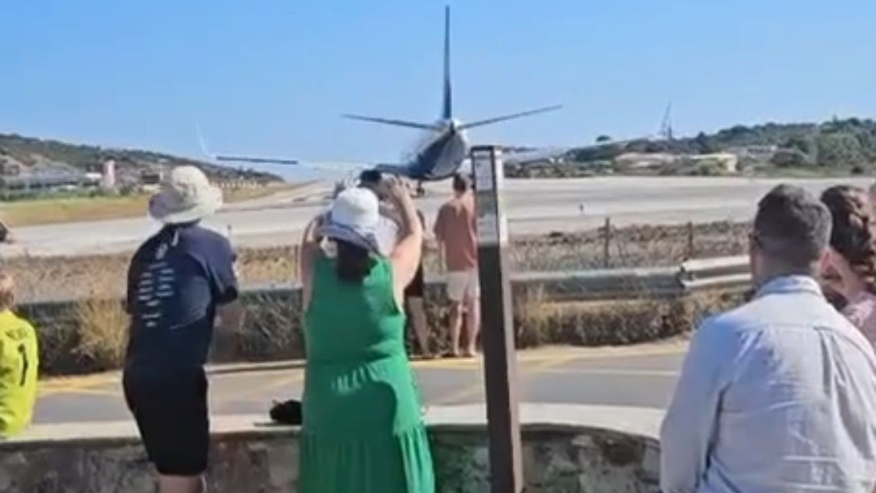 Unexpected tumble: Girl loses balance while plane spotting at Skiathos ...