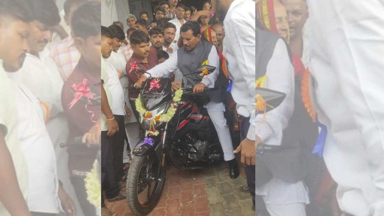 Koppal: Former students gift ₹1.25 lakh motorcycle to retired teacher ...