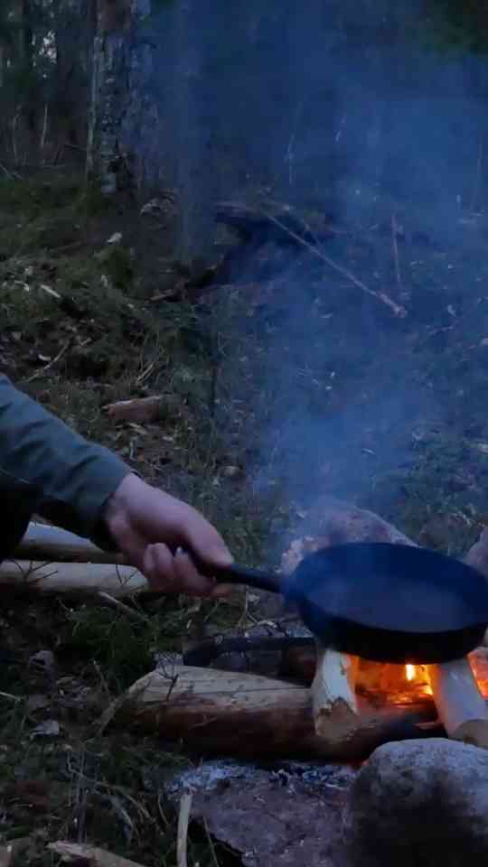 Six days building a survival shelter on an island