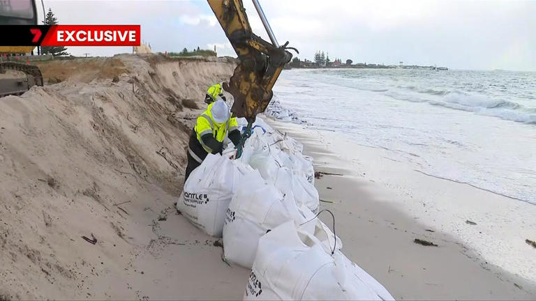 Lancelin locals bring in sandbags as ocean threatens to wash way ...