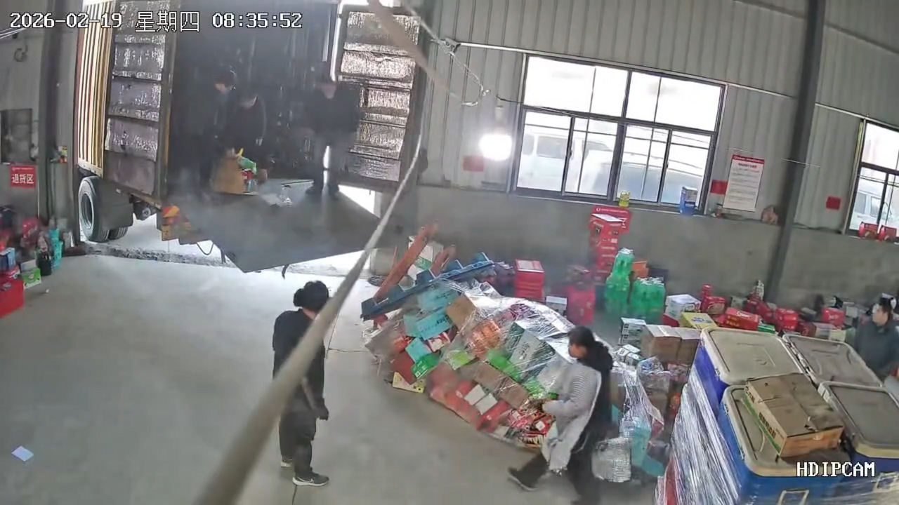 Man falls off truck while unloading in Shandong