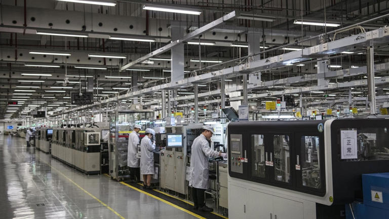 ASML vs. Applied Materials: Why one is the smarter buy right now