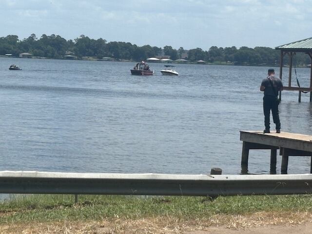 ‘They were on it’: Couple rescued after boat hits stump on Lake Palestine