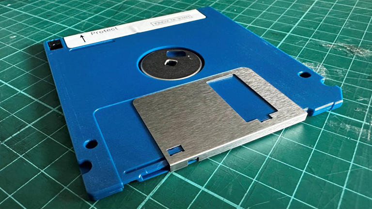 HamsterOS jams a 32-bit GUI operating system in a 1.44 MB single floppy ...