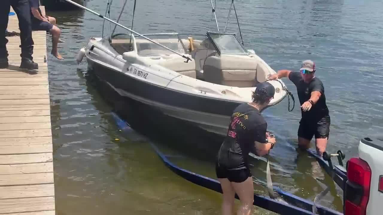 ‘They were on it’: Couple rescued after boat hits stump on Lake Palestine