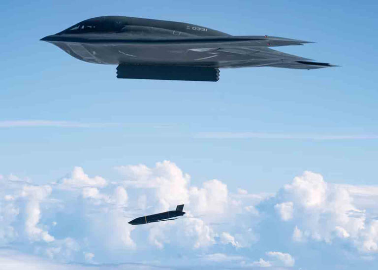 B-2 Spirit meluncurkan rudal antikapal LRASM dalam latihan tembak ...