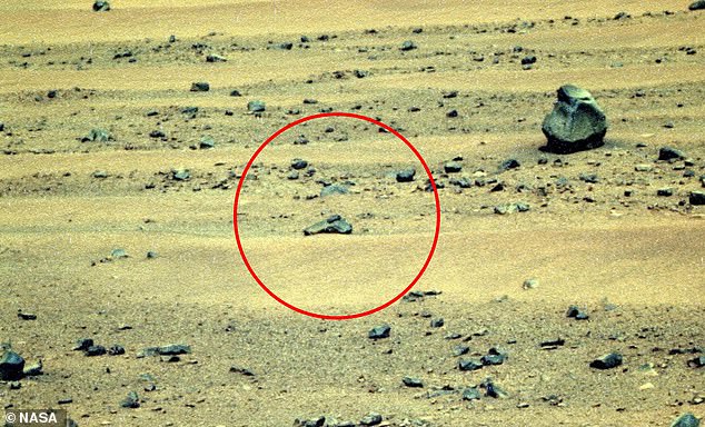 Strange formation in NASA's Mars photo fuels claims of extraterrestrial ...