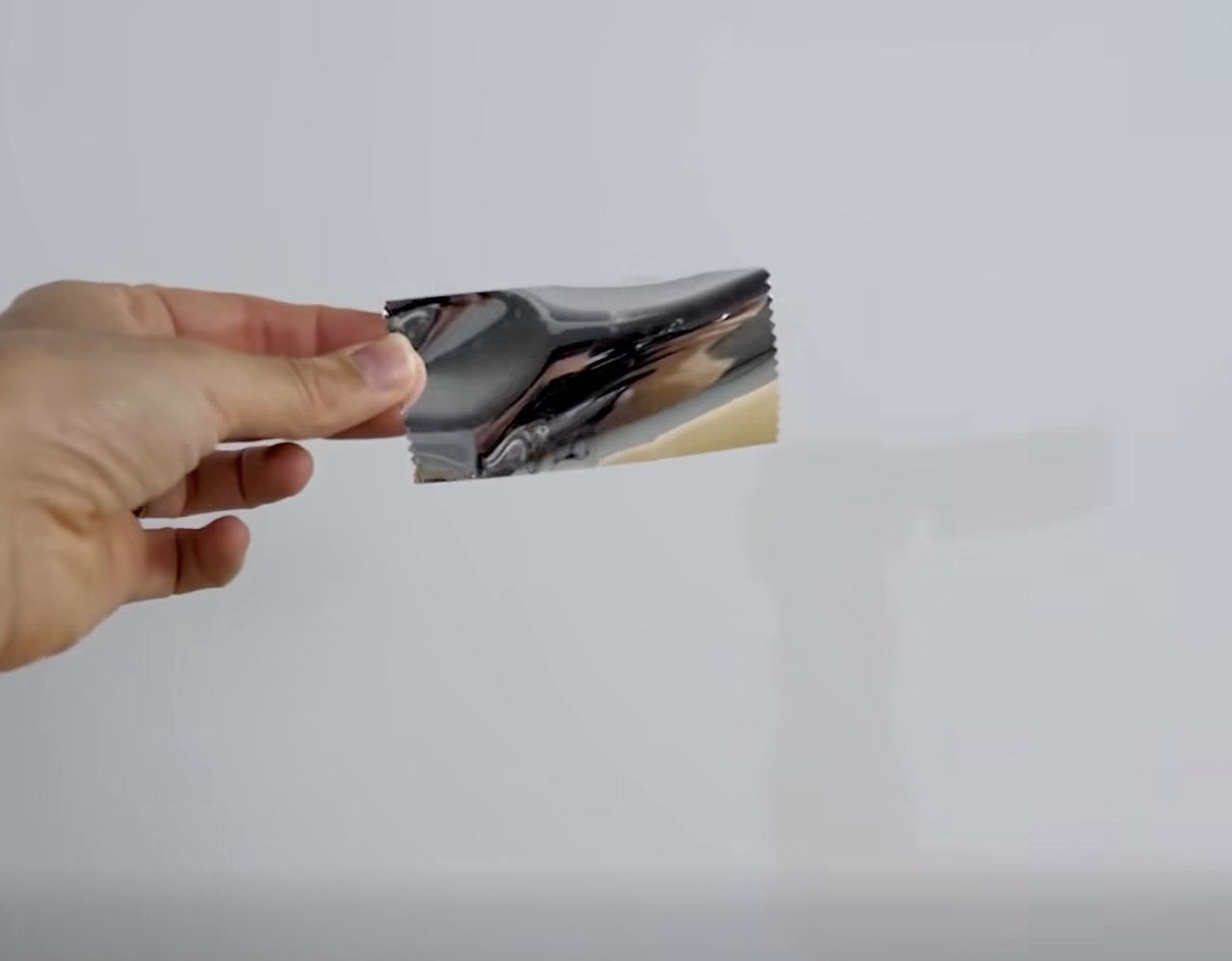A mirror with extreme reflectivity