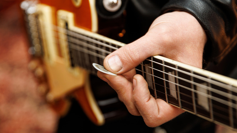 What thickness should your guitar pick be?