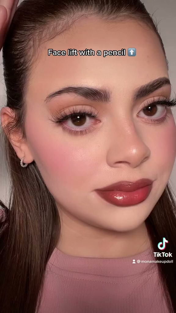 Instant lifted cheeks using one makeup pencil