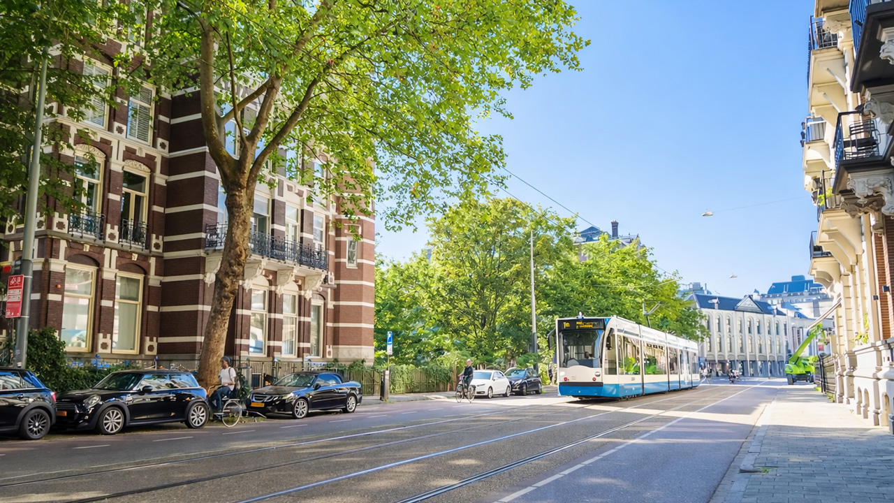 Can this tram show Amsterdam’s everyday city life?