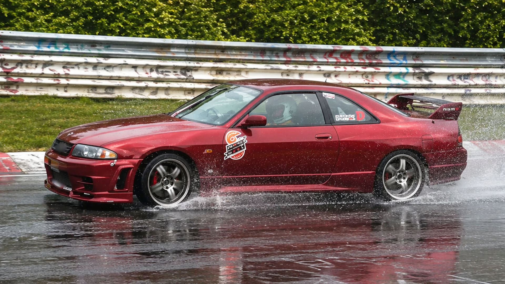 Nissan Skyline shows smooth car control on the wet Nordschleife circuit