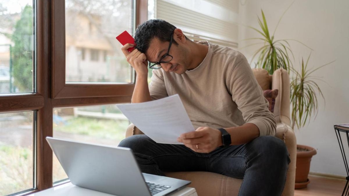 8 money mistakes that could be keeping you broke, according to ...
