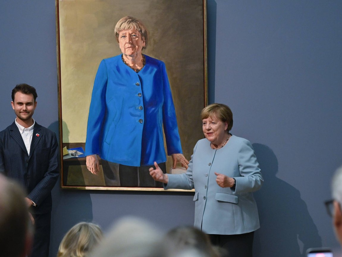 Angela Merkel's portrait for chancellor gallery unveiled in Berlin