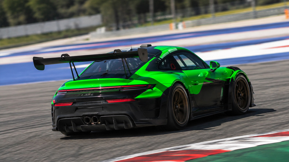 Straight pipe transforms the Porsche GT3 R engine note